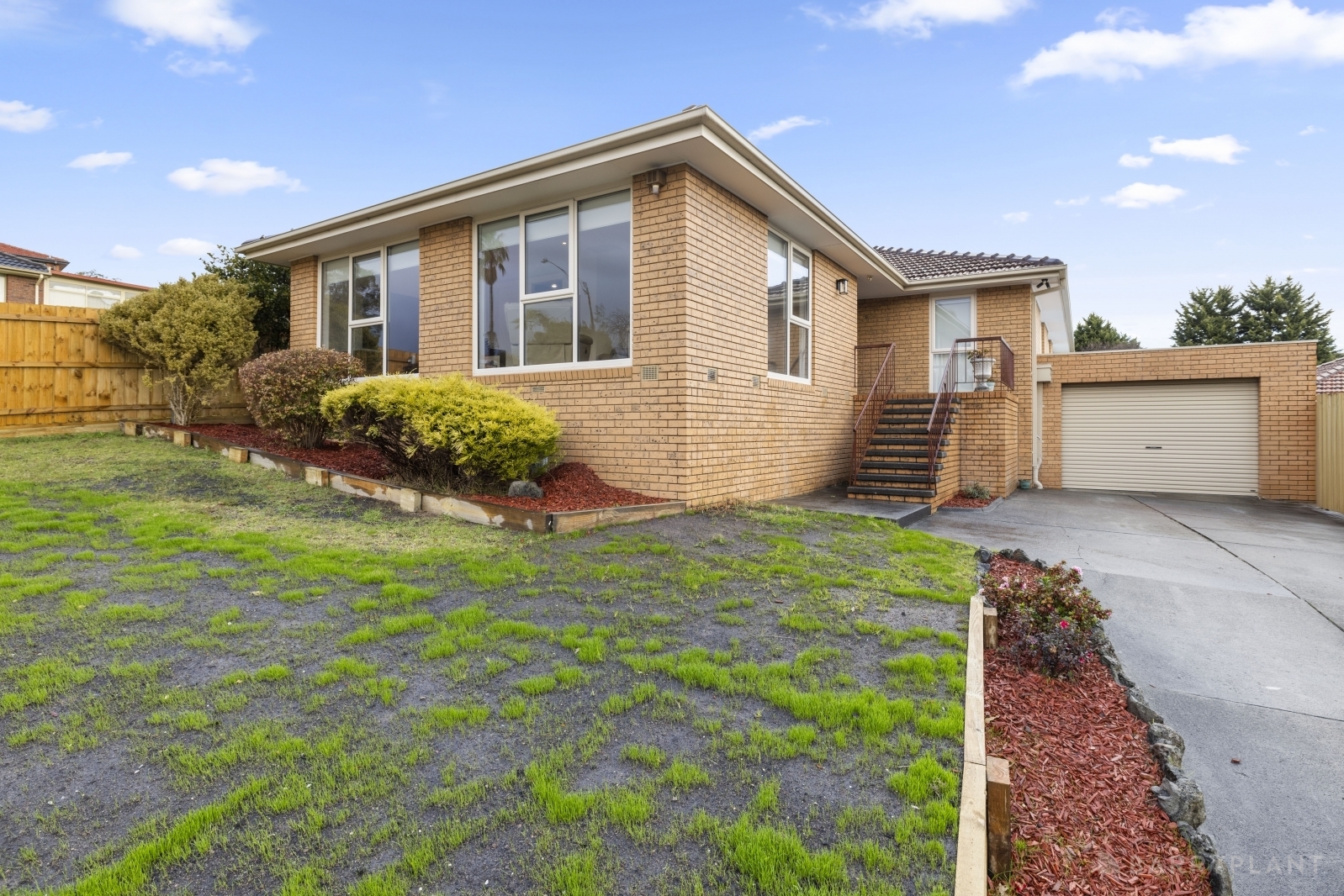 19 Chalcot Drive, Endeavour Hills, VIC 3802 - Sold